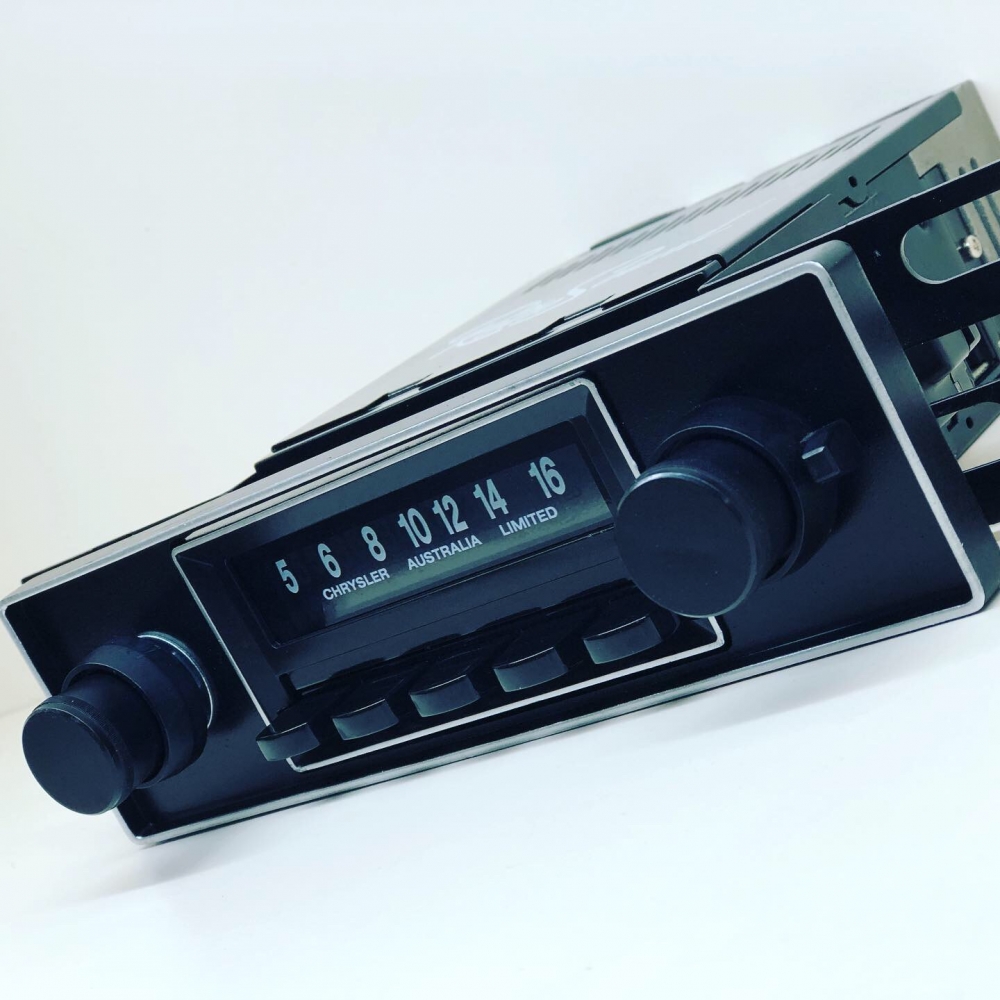 CUSTOM-BUILT RADIO : CHRYSLER VALIANT CL/CM